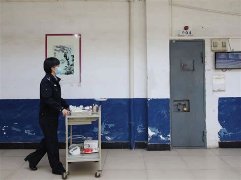 最美基层民警艾金凤：看守所里的 艾姐”，守护在押人员身心健康王某医生工作