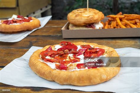 나무 테이블에 사워 크림과 붉은 파프리카랑고스 랑고스 튀긴 플랫 브레드 전통적인 헝가리 음식 길거리 음식에 대한 스톡 사진 및 기타 이미지 Istock