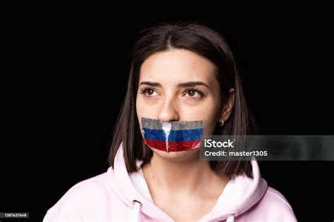 전면 카메라 보기 어두운 배경에 고립 된 그녀의 입 위에 세 가지 색상 덕트 테이프와 젊은 화가 소녀의 초상화 검열 언론 개념의 자유 입에 대한 스톡 사진 및 기타 이미지