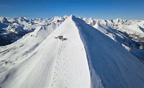 오스트리아 의 잘츠부르크 랜드 오브 오버타우에른 스키 리조트에서 스키 슬로프 감슬레이텐에 스키어의 공중 보기 가루눈에 대한 스톡 사진 및 기타 이미지 Istock