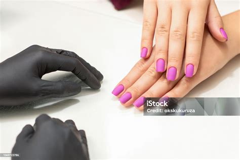 매니큐어 살롱에서 매니큐어 절차 후 보라색 손톱아름다운 손가락 가까운에 대한 스톡 사진 및 기타 이미지 가까운 건강관리와 의술 건강한 생활방식 Istock