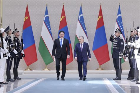 Ерөнхийлөгч У Хүрэлсүх гэргий Л Болорцэцэг нарыг Узбекистаны Ерөнхийлөгч Шавкат Мирзиёев угтан