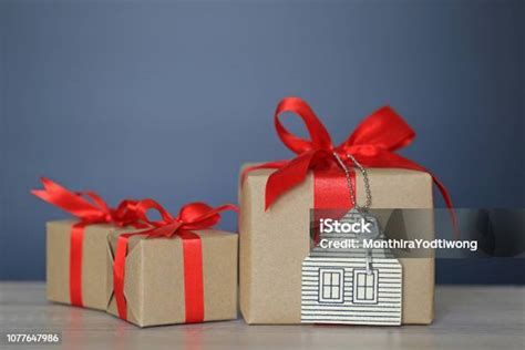 집 모델 검은색 선물 새로운 가정 및 부동산 개념에 키와 레드 리본 선물 상자 개념에 대한 스톡 사진 및 기타 이미지 개념 거래자 건설 산업 Istock