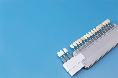 치아 그늘 가이드 치아 미백 치료 전문 도자기 3d R20 치아 미백 그늘 차트 파란색 배경 표백 전후 치과 복사 공간 수평 미용 치의학에 대한 스톡 사진 및 기타 이미지