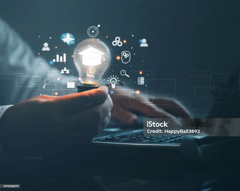 E 러닝 대학원 디플로마 프로그램 개념 졸업 모자를 보여주는 전구를 들고 손 인터넷 교육 창의적이고 연구 업무 지식 및 비즈니스 Ai 문제 해결 브레인 스토밍 경영자에 대한