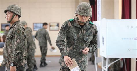 전투모·전투복 착용하고 사전투표 하는 국군장병들