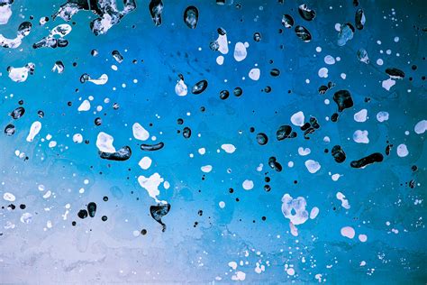 물방울이 맺힌 파란색과 흰색 벽의 클로즈업 사진 Unsplash의 무료 파랑 이미지