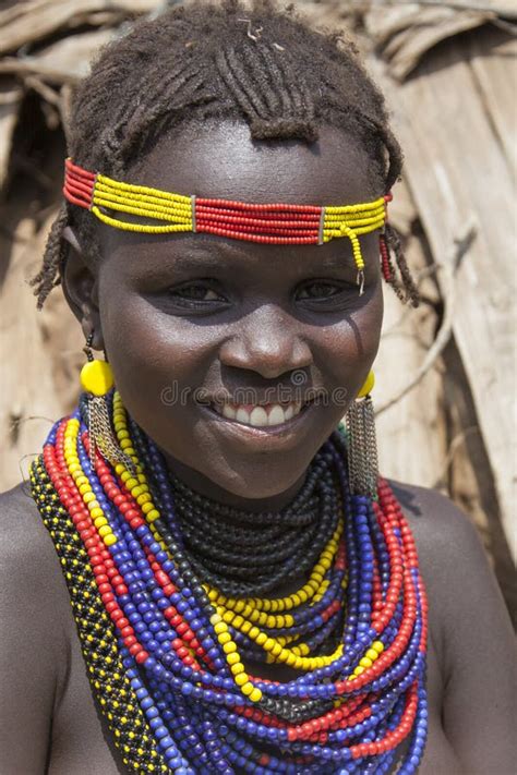 Verticale De La Fille Africaine Photo stock éditorial Image du nature