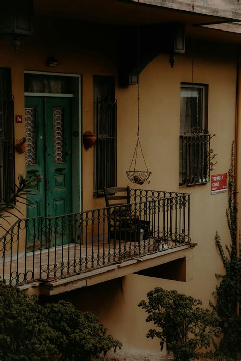 Occitanie 가족 거리 건물 건물 외관 건축 게르 계단 계단 난간 나무 난간 남쪽 프랑스 네개 녹색 문 문 발코니 벽 야외에서 옅은