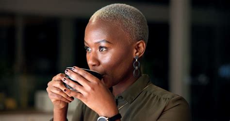 밤 흑인 여성과 커피를 마시며 생각하고 초과 근무 시간에 계획을 세우고 브레인스토밍합니다 사업가 직원 및 회계사 음료 카푸치노 및 전문 프로젝트 제안서 마감일 25 29세에