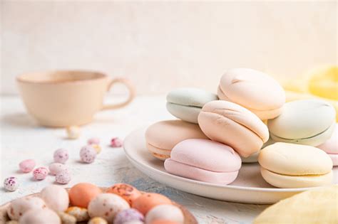 흰색 콘크리트 배경과 노란색 직물에 커피와 드래그 의 컵 과 컬러 제퍼 또는 마시멜로 측면 보기 클로즈업 선택적 초점 개념에 대한 스톡 사진 및 기타 이미지 Istock