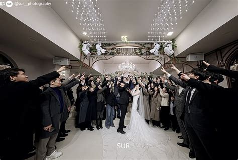 아르베웨딩 강남웨딩홀 하우스웨딩 청담웨딩홀 ⠀ ⠀ 화사하고 러블리한 아르베 웨딩과 너무 잘 어울리는 두 분이에요💕 사진에서도