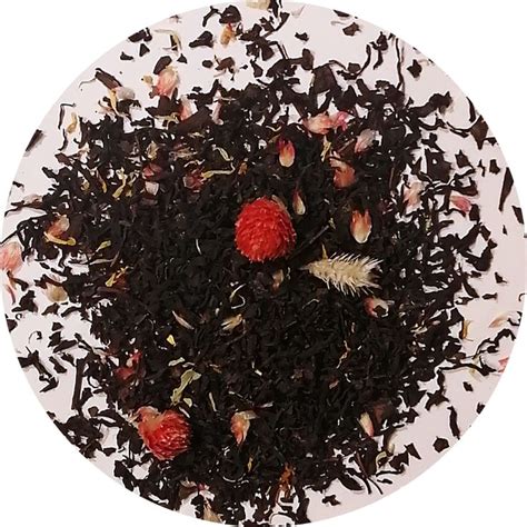 Стеклянная чашка с чаем на блюдце