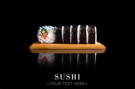 텍스트 공간이있는 검은 배경 준비 식품 배너에 리플렉션이있는 연어 마키 초밥 롤 반사 광학 작용에 대한 스톡 사진 및 기타 이미지 반사 광학 작용 초밥 0명 Istock