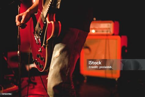 무대 조명라이브 쇼에서 기타를 연주하는 인디 록 기타리스트 무대에 대한 스톡 사진 및 기타 이미지 무대 1970 1979