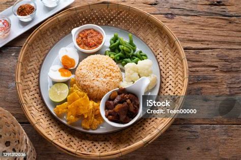 매운 새우 페이스트 딥을 곁들인 볶음밥 태국 길거리 음식 가지 채소에 대한 스톡 사진 및 기타 이미지 가지 채소 고급 요리 고기 Istock