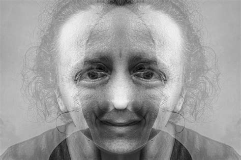 흑인 백인 여성은 성격 장애 정신 분열증 양극성에 직면 해 있습니다 문제에 대한 스톡 사진 및 기타 이미지 문제 신분 위선 Istock