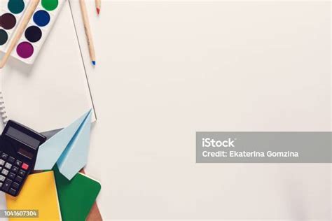 페인트 노트북 계산기 지우개 통치자는 흰색 바탕의 왼쪽에서 종이 비행기로 학교 최고의 전망을 제공합니다 학교 개념 돌아가기 사무 용품 평평 하다 가위에 대한 스톡 사진 및