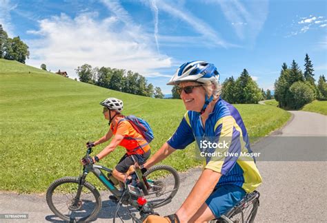 독일 알프스에서 전자 자전거로 씨클링하는 두 명의 노인 여성 두발자전거에 대한 스톡 사진 및 기타 이미지 두발자전거 산