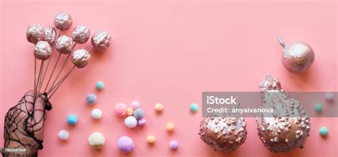 창조적 인 핑크 종이 플랫 레이 배너 구성 반짝이는 금속 장식 호박 파스텔 색상의 부드러운 공 장식 과일을 들고 검은 메쉬 장갑에 손으로 평면 레이아웃 11월에 대한 스톡