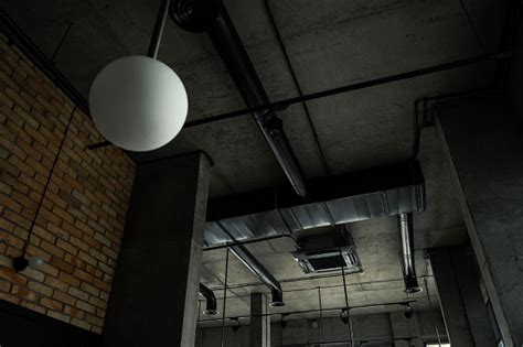콘크리트 천장에 검은 환기 시스템 파이프 현대 산업 로프트 인테리어의 에어컨 시스템 도시에 대한 스톡 사진 및 기타 이미지 도시 실내 오래된 Istock