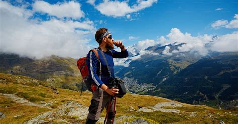 배낭을 메고 고갯길 정상에 오른 등산객은 알프스에서 화창한 날을 만끽합니다 스위스 마테호른 산 근처 트레킹 사진