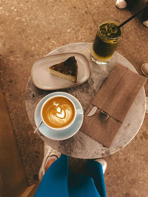 갈라지다 과자 냅킨 녹차 달콤한 대접 대리석 테이블 디저트 라떼 아트 라이프스타일 레스토랑 레저 베이킹 수직 쐈어 숟가락 술을 마시다 슬라이스