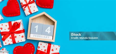 당신의 디자인을위한 빈 공간과 화려한 배경에 선물 상자 나무 달력과 빨간 직물 마음의 휴일 구성 2월 14일 발렌타인 데이 컨셉의 최고 보기 14에 대한 스톡 사진 및 기타