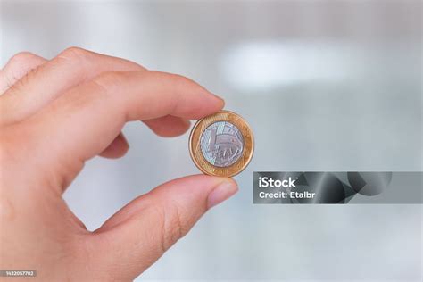 사람의 손바닥에있는 하나의 실제 동전 1 달러 동전을 들고있는 손 Real은 브라질 정부의 통화 시스템입니다 0명에 대한 스톡 사진 및 기타 이미지 Istock