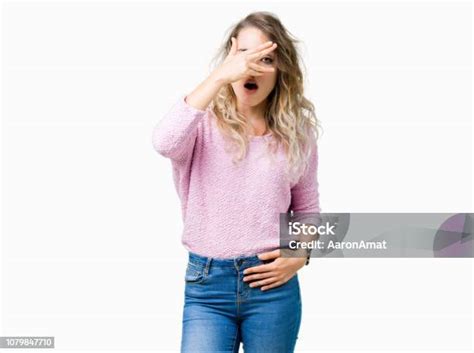 아름 다운 젊은 금발 여자 얼굴과 손으로 눈을 덮고 충격 엿보기 격리 된 배경 위에 당황된 하는 표정으로 손가락을 통해 찾고 가리기에 대한 스톡 사진 및 기타 이미지