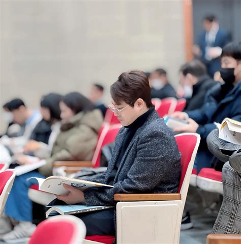 윤해피 L 통증재활 출강강사 💡하루 1분 어깨 스트레칭으로 가벼워지는 몸💡 💪 어깨 앞쪽이 아프고 찝히는 느낌이 나시나요