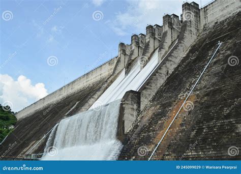 Khun Dan Prakarn Chon Dam Water Overflow From Spillway Stock Image Image Of Chon Renewable