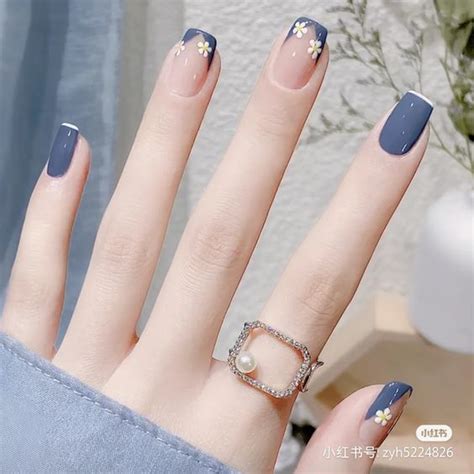 Minimalist စတိုင် နှစ်သက်တဲ့ ကောင်မလေးတွေ ဆိုးကြည့်သင့်တဲ့ ရိုးရှင်းပြီး လှတဲ့ လက်သည်းနီပုံစံများ