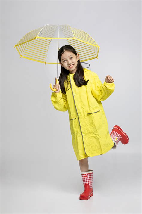 어린이우비입고 우산쓰고 있는 사진 이미지 유토이미지 상세페이지 베이직샵 사진 22156254