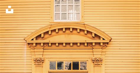 검은색 문과 창문이 있는 노란색 건물 사진 Unsplash의 무료 문 이미지