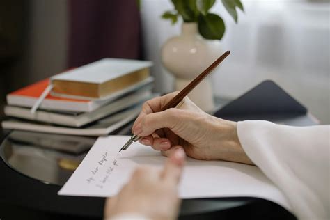 실내 개인적 표현 고요한 공부하다 공식적인 글쓰기 공책 교육 글자 대본 독창성 디테일 만년필 메시지 문구 문학 문호 사무실 생산성 서법