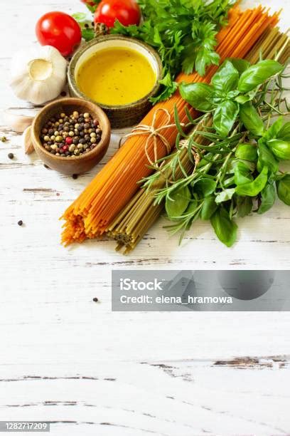 이탈리아 요리재료 테이블에 토마토와 시금치 스파게티 허브 향신료 올리브 오일과 야채 공간을 복사합니다 0명에 대한 스톡 사진 및 기타 이미지 Istock