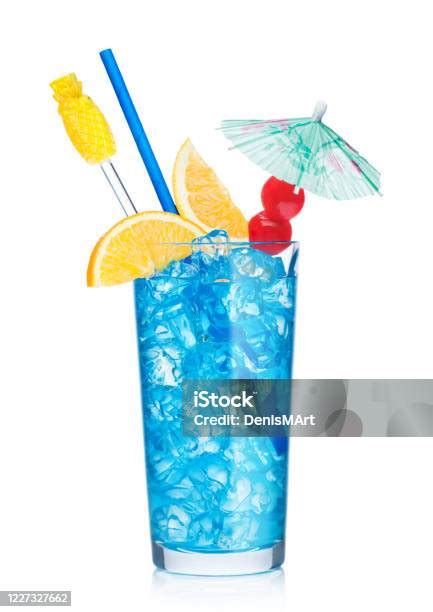 블루 라군 칵테일 하이볼 유리 빨대 교반기와 흰색에 달콤한 체리와 우산 오렌지 슬라이스 보드카와 블루 큐라소 리큐어 믹스 0명에 대한 스톡 사진 및 기타 이미지 Istock