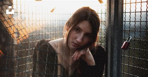 검은 긴 소매 셔츠와 파란색 데님 청바지를 입은 여자가 하얀 침대에 앉아 있다 사진 Unsplash의 무료 초상 이미지