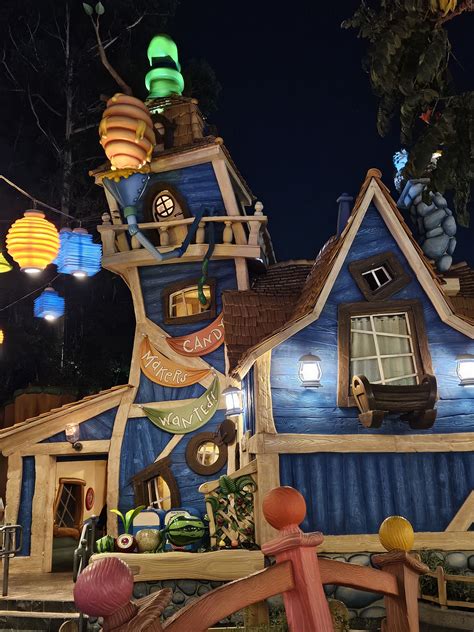 Goofys House In Toontown At Disneyland Toontown House Mickey Mouse