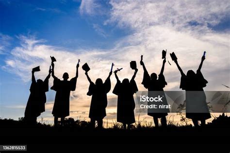 학생들의 실루엣 축하 교육 졸업 학생 성공 학습 개념 의식 대학에서 졸업식에 대한 스톡 사진 및 기타 이미지 졸업식 사진 이미지 대학생 Istock