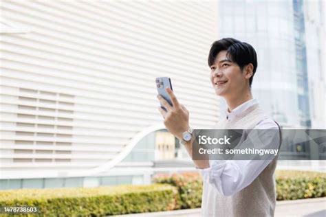 사무직 근로자는 야외에서 정보를 수신하기 위해 휴대 전화를 사용합니다 25 29세에 대한 스톡 사진 및 기타 이미지 25 29세 경영자 금융 지구 Istock