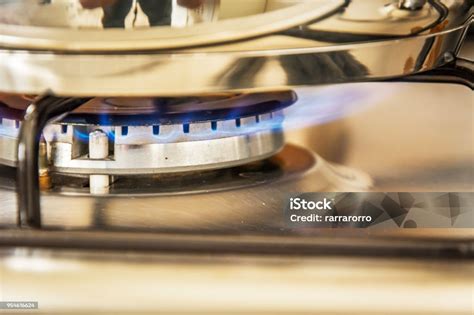 주방 가스 렌지에 냄비를 끓는 솥에 푸른 불꽃 가스의 초점 가연성에 대한 스톡 사진 및 기타 이미지 가연성 가열장치 가정 생활 Istock