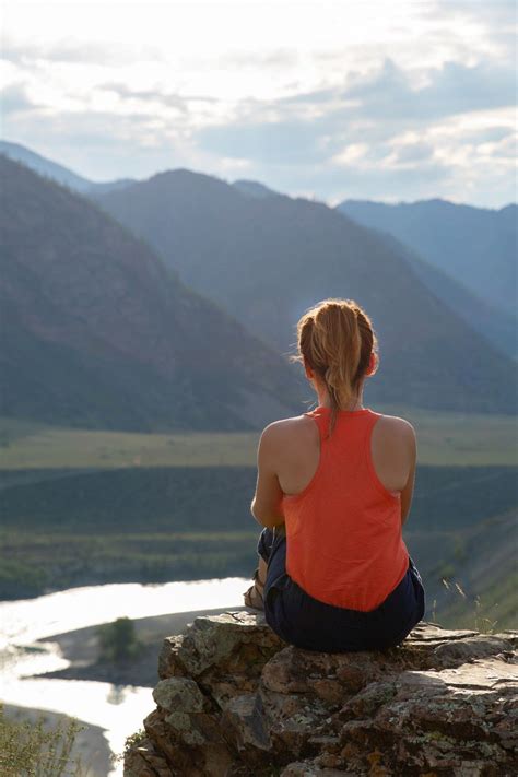 Слияние рек Чуя и Катунь горы девушка река Республика Алтай Туристическая фотография Горе