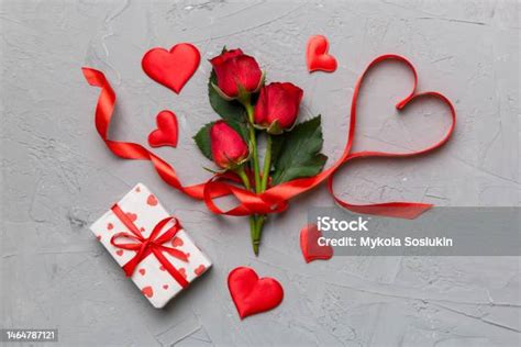 아름다운 빨간 리본과 장미 발렌타인 데이의 개념 기념일 어머니의 날과 생일 인사말 복사 공간 최고 보기와 크래프트 기프트 박스 웃옷에 대한 스톡 사진 및 기타 이미지