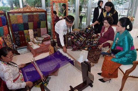Kain Endek Bali Sejarah Pembuatan Dan Filosofinya Idn Times