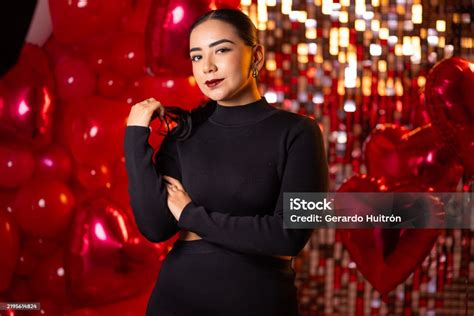 하트 풍선과 빨간 음영이 있는 스튜디오에서 검은 드레스를 입은 여자의 초상화 20 24세에 대한 스톡 사진 및 기타 이미지 20 24세 검은색 공휴일 Istock