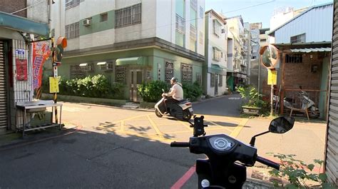 獨／機車路口對撞 女騎士噴飛倒地先救寵物犬 東森最即時最快速新聞