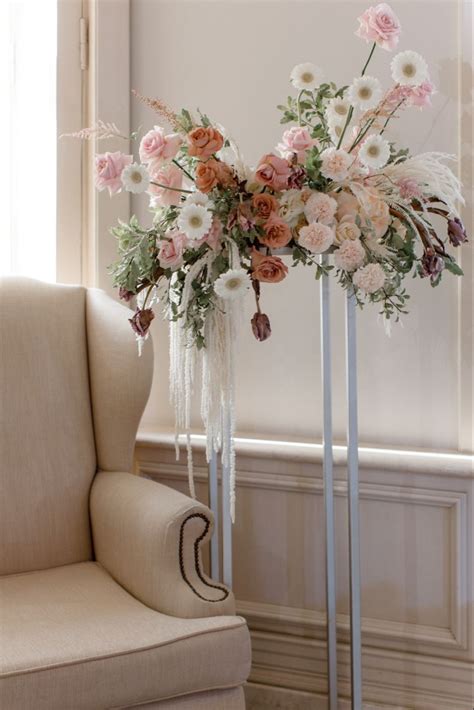 Красивая ваза с цветами на столе