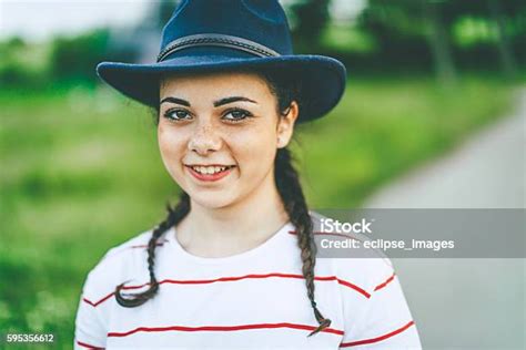 없어도 와 함께 있는 여자아이 억제하여 기미와 주근깨의 생성을 땋은 머리에 대한 스톡 사진 및 기타 이미지 땋은 머리 감정 관광객 Istock